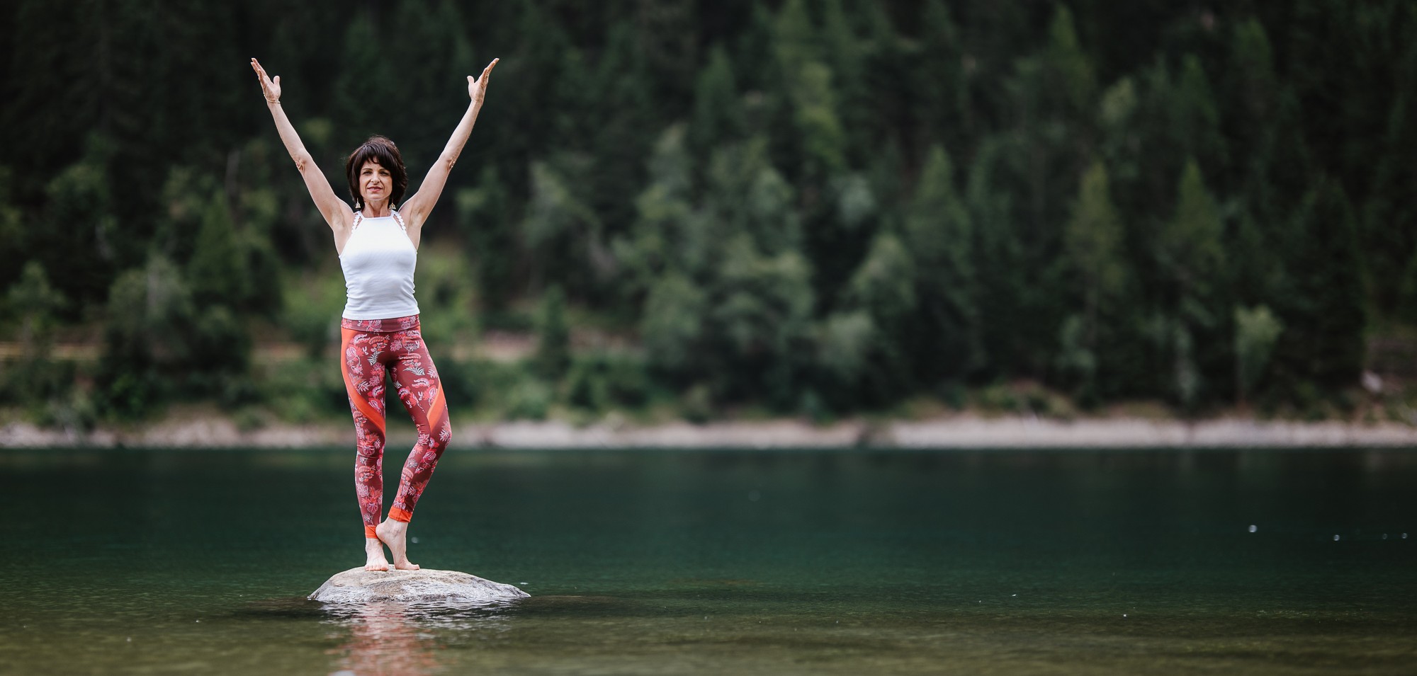 Der Baum (Vrikshasana) - Pro-Age®und Anusara®-Elements-Yoga-Klasse ...